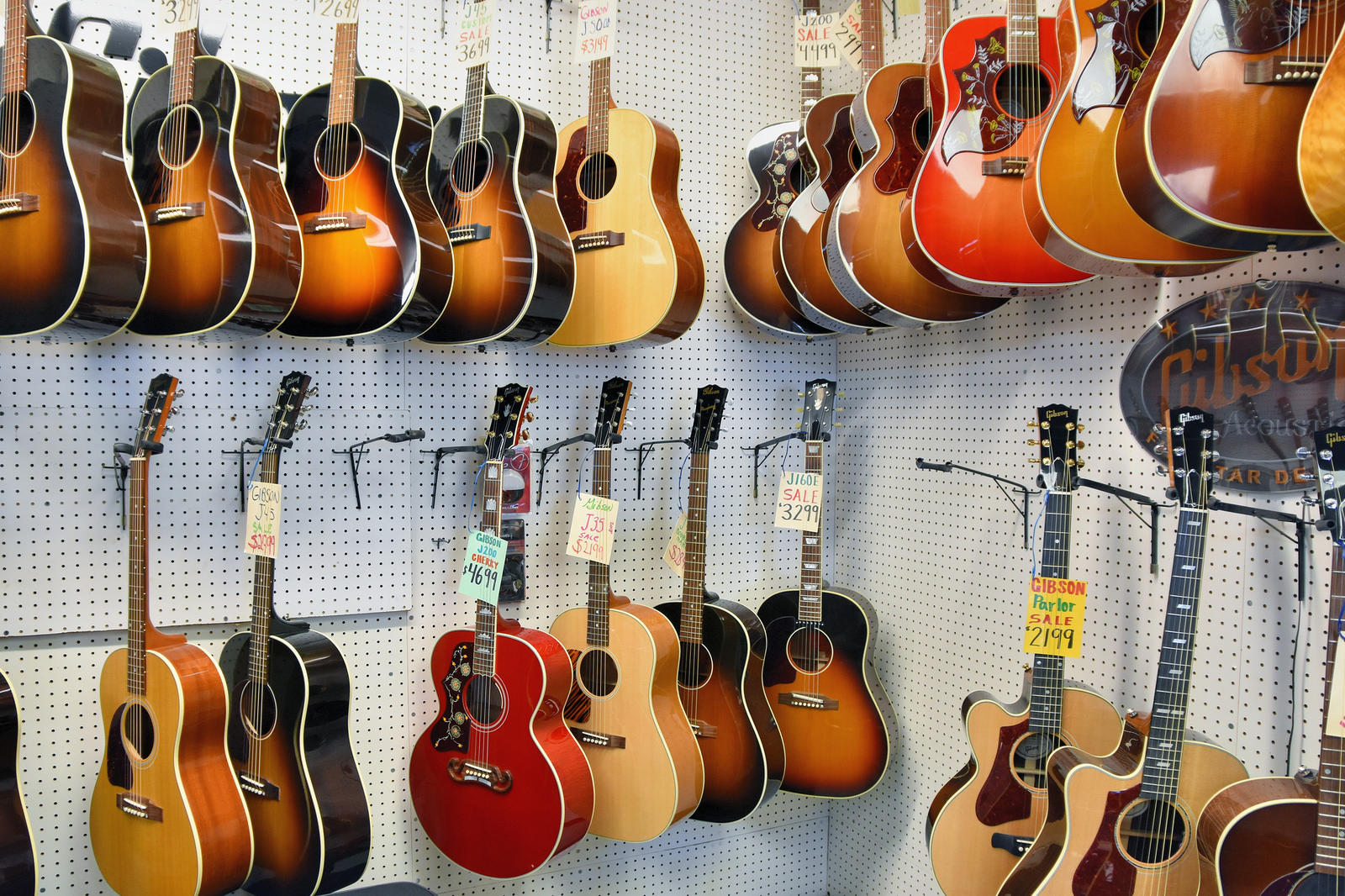 Quelle est la Première Guitare Idéale pour Apprendre la Guitare ...